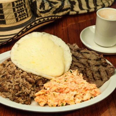 Calentado de frijoles, carne, huevos y arepa - La Ruta 75